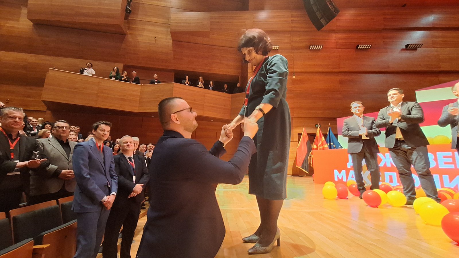 ФОТО ГАЛЕРИЈА: Силјановска – Давкова со огромно мнозинство од 444 гласа ...